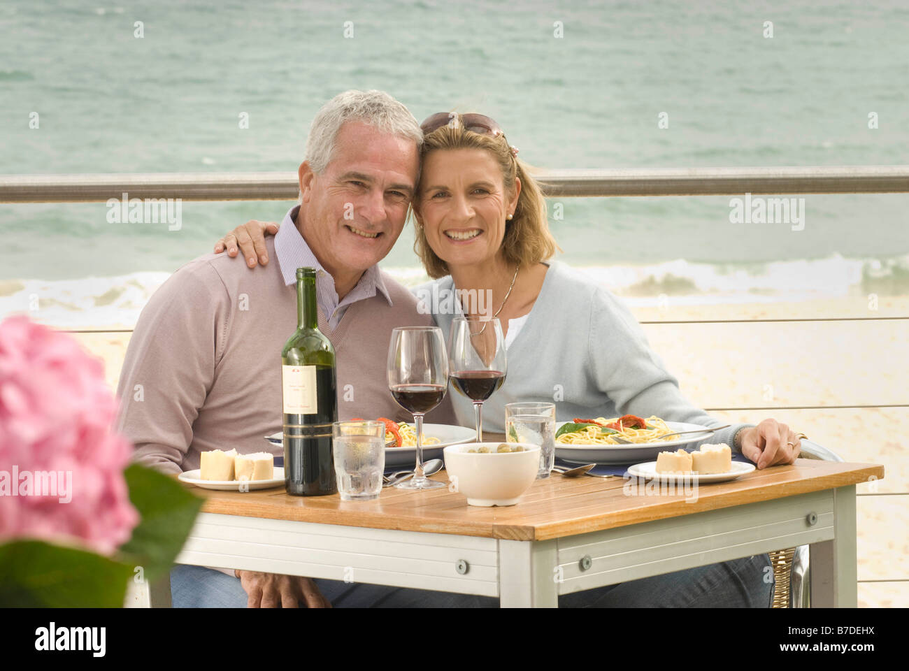 Couple dining at seaside restaurant Stock Photo - Alamy