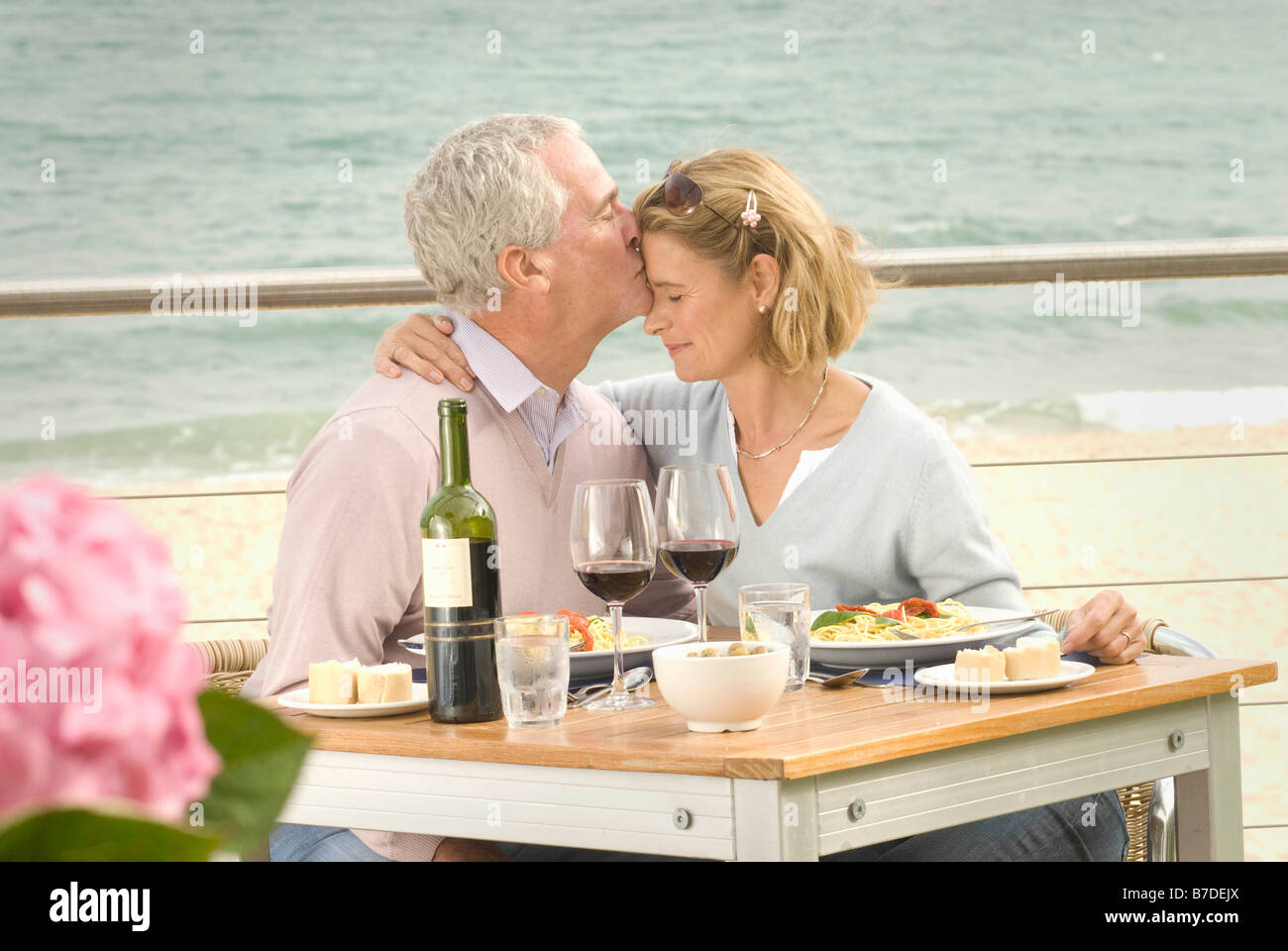 Couple dining at seaside restaurant Stock Photo - Alamy