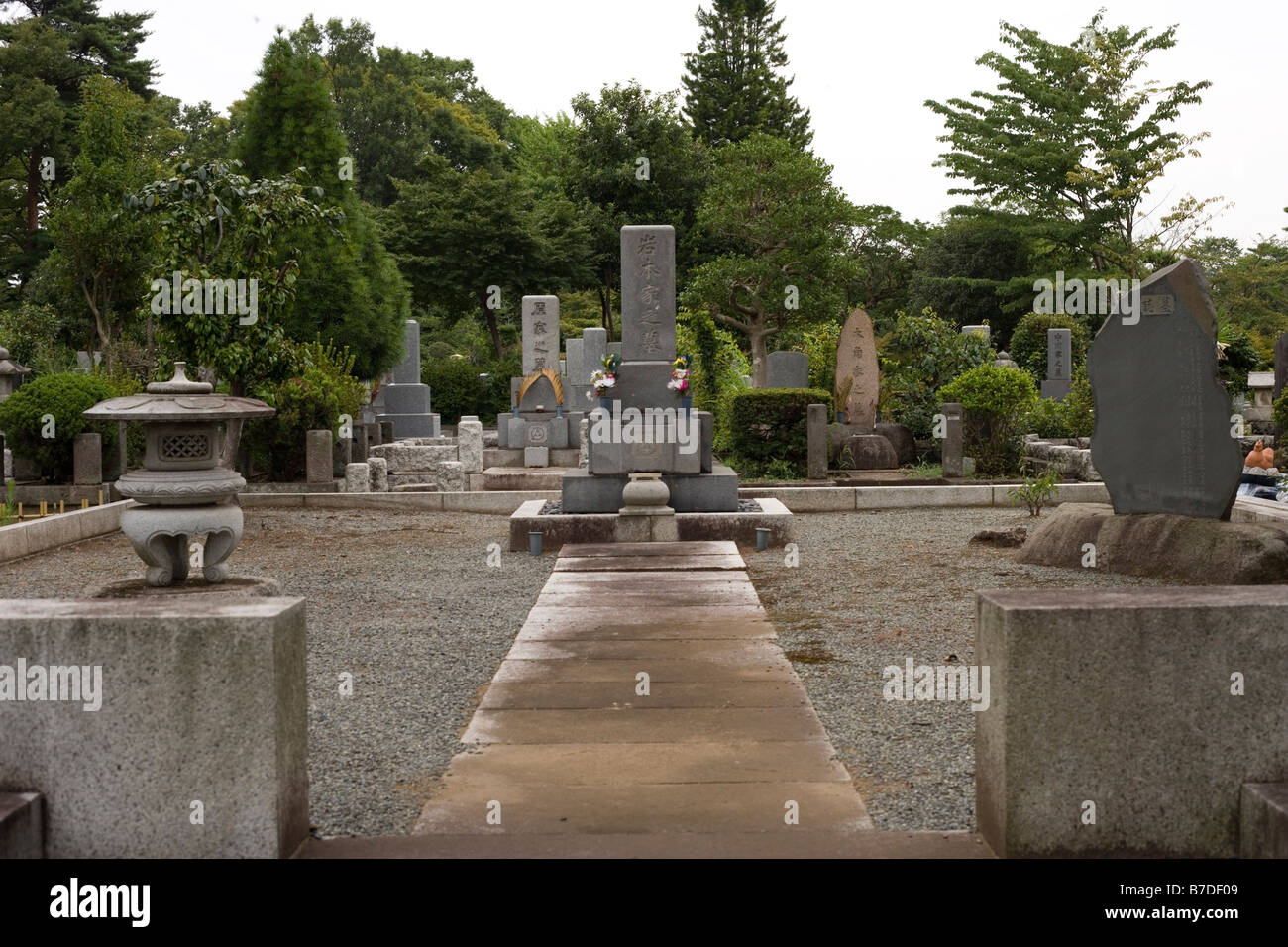 japanese gravestone, cemetary in Tokyo, Japan Stock Photo - Alamy