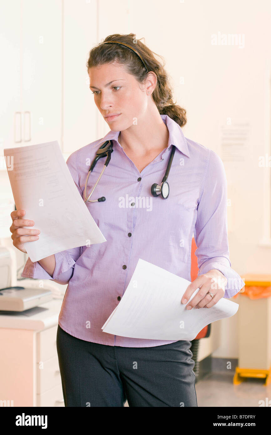 Woman reading letter at hospital hi-res stock photography and images ...