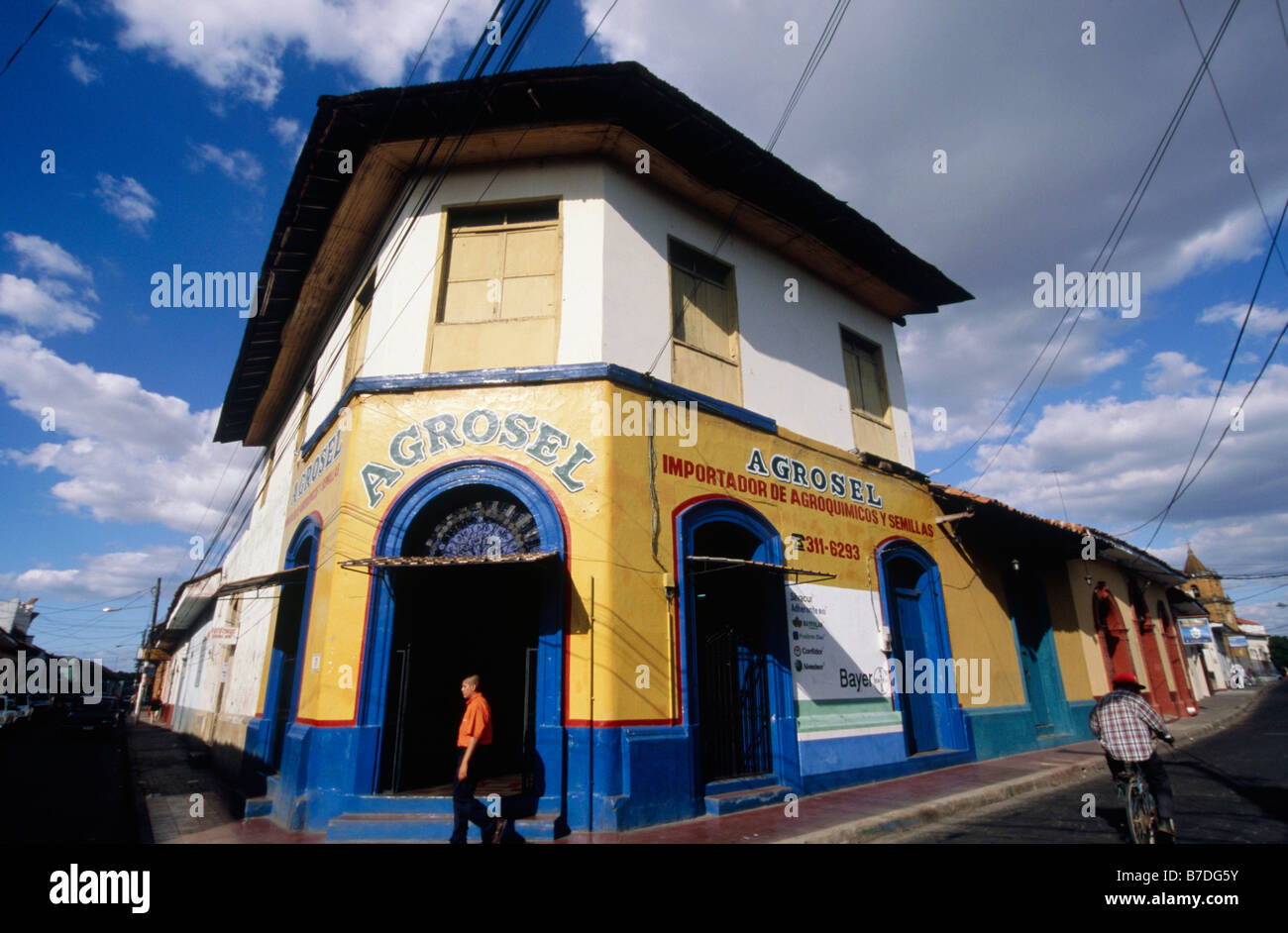 Street corner Cafe restaurant People LEON NICARAGUA Stock Photo - Alamy