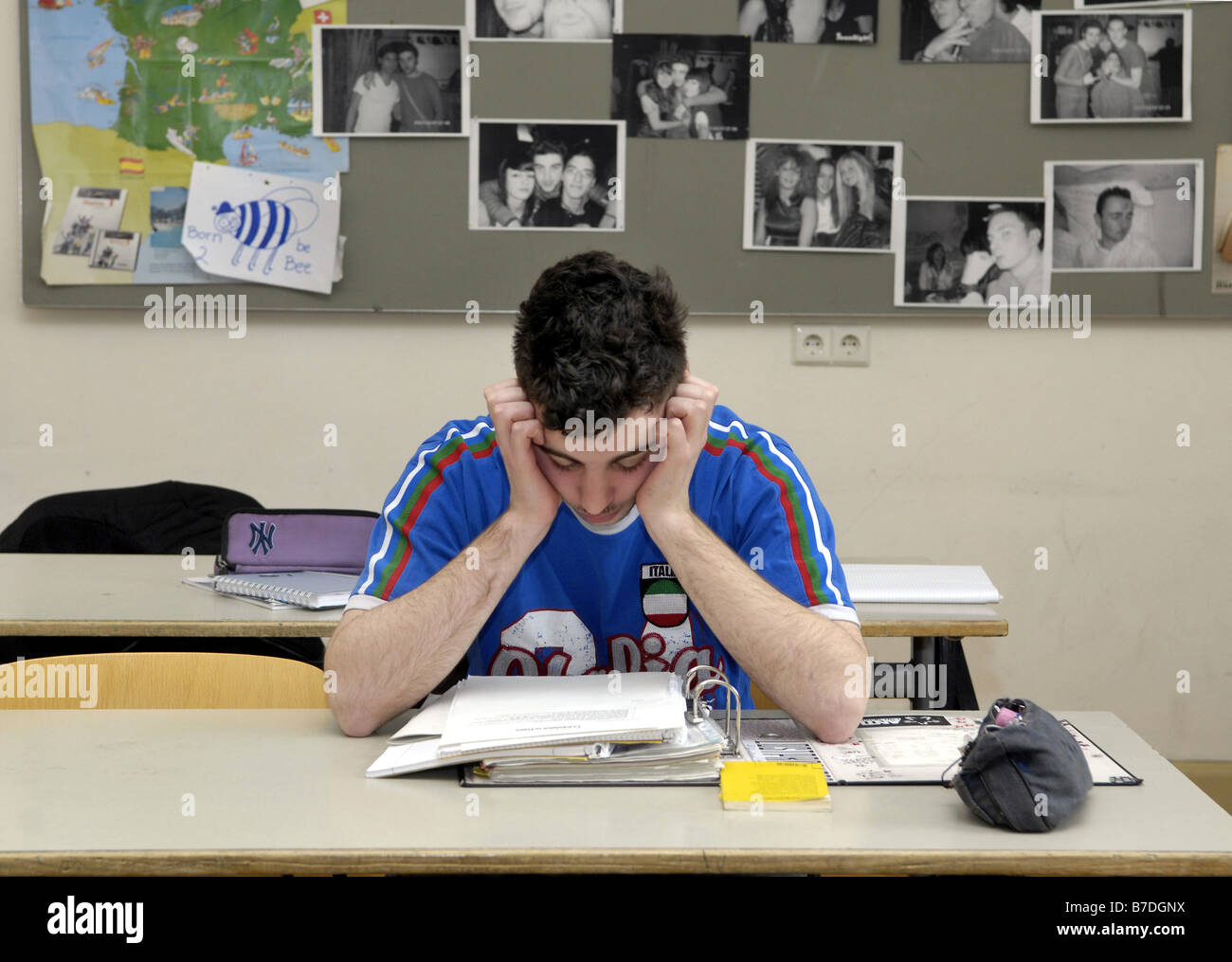 Adult learners in classroom hi-res stock photography and images - Alamy