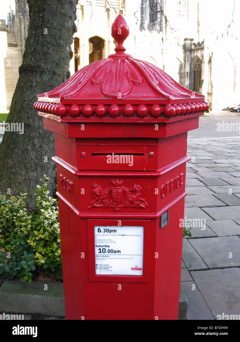 Queen victoria pillar box hi-res stock photography and images - Alamy