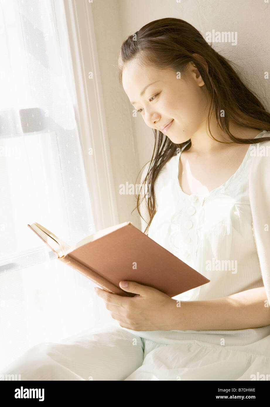A woman reading a book Stock Photo - Alamy