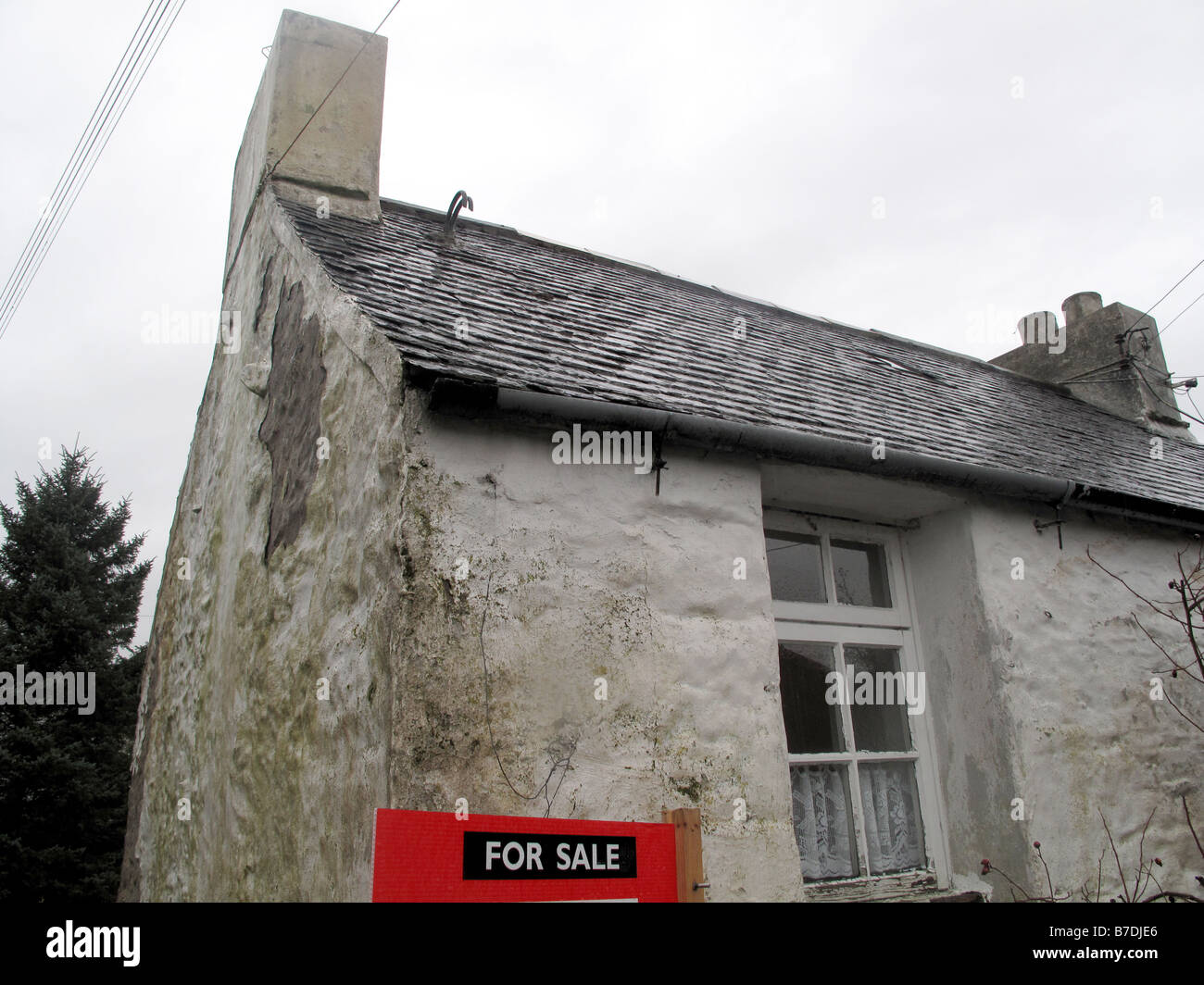 Old cottage with For Sale sign Stock Photo - Alamy