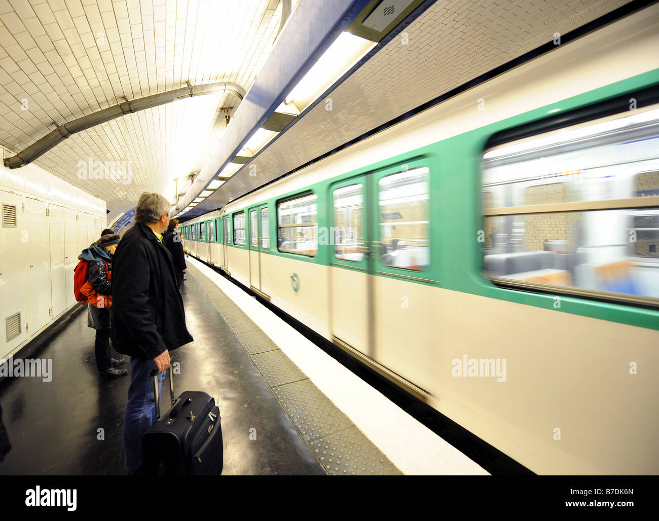 Paris metro rail train tracks hi-res stock photography and images - Alamy