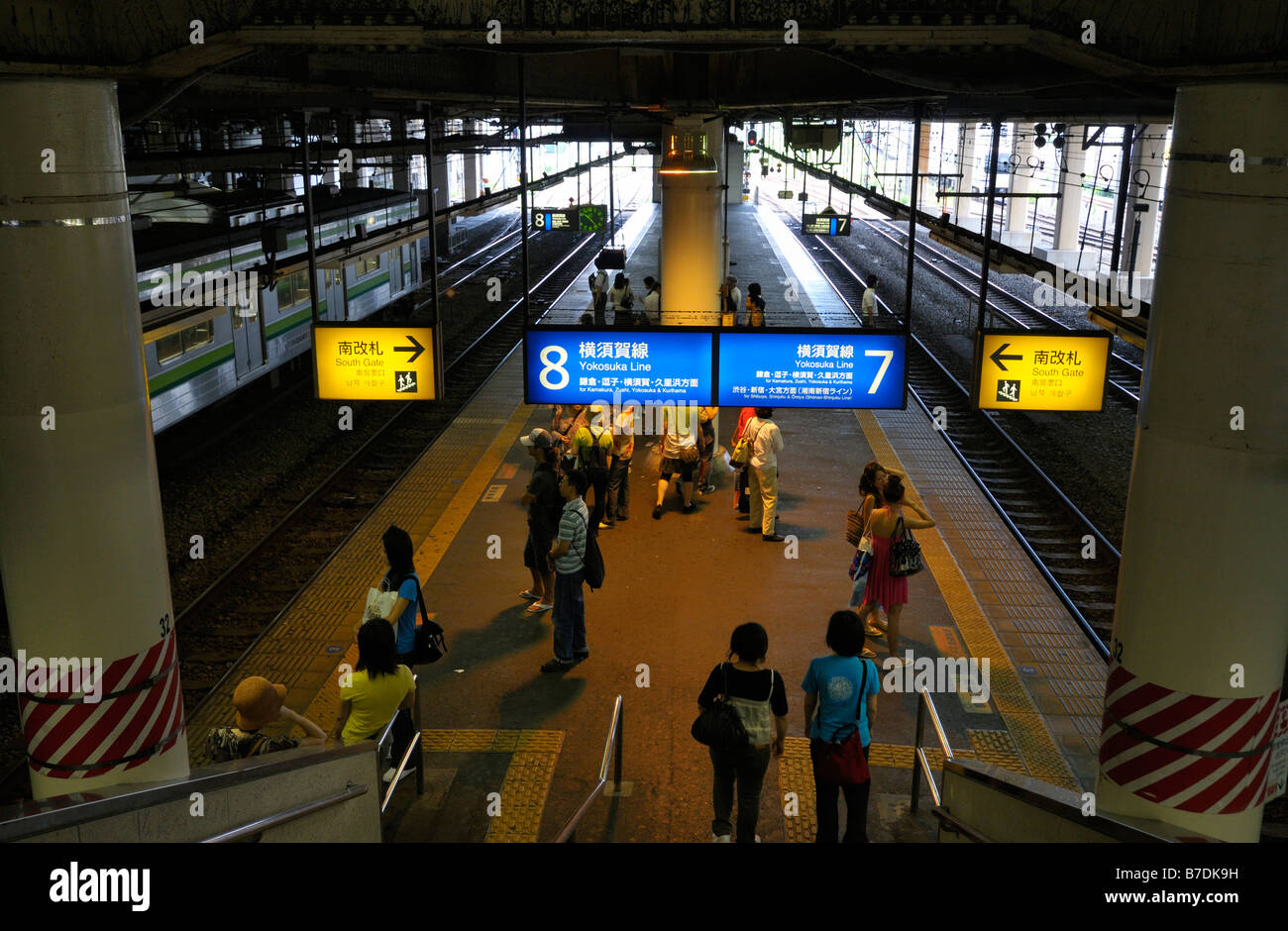 Ofuna JR Station Platform Stock Photo - Alamy