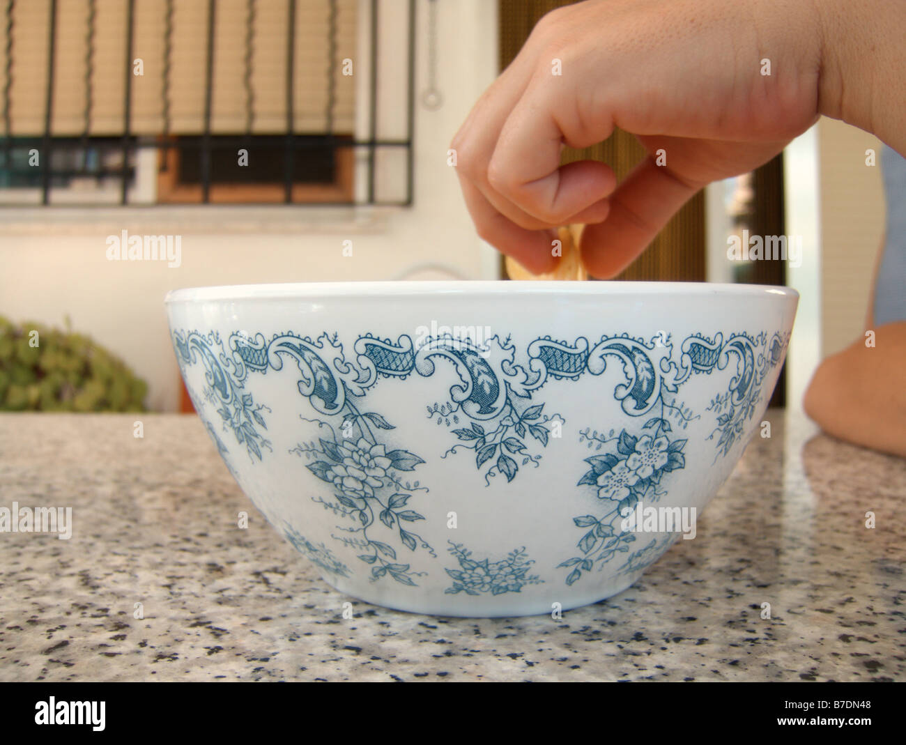 Man eating potato chips Stock Photo - Alamy