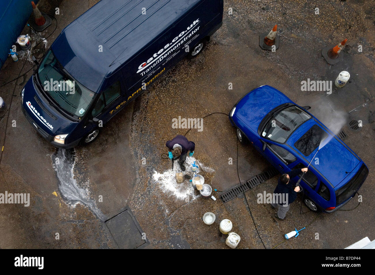 Yellow car wash sign hi-res stock photography and images - Alamy