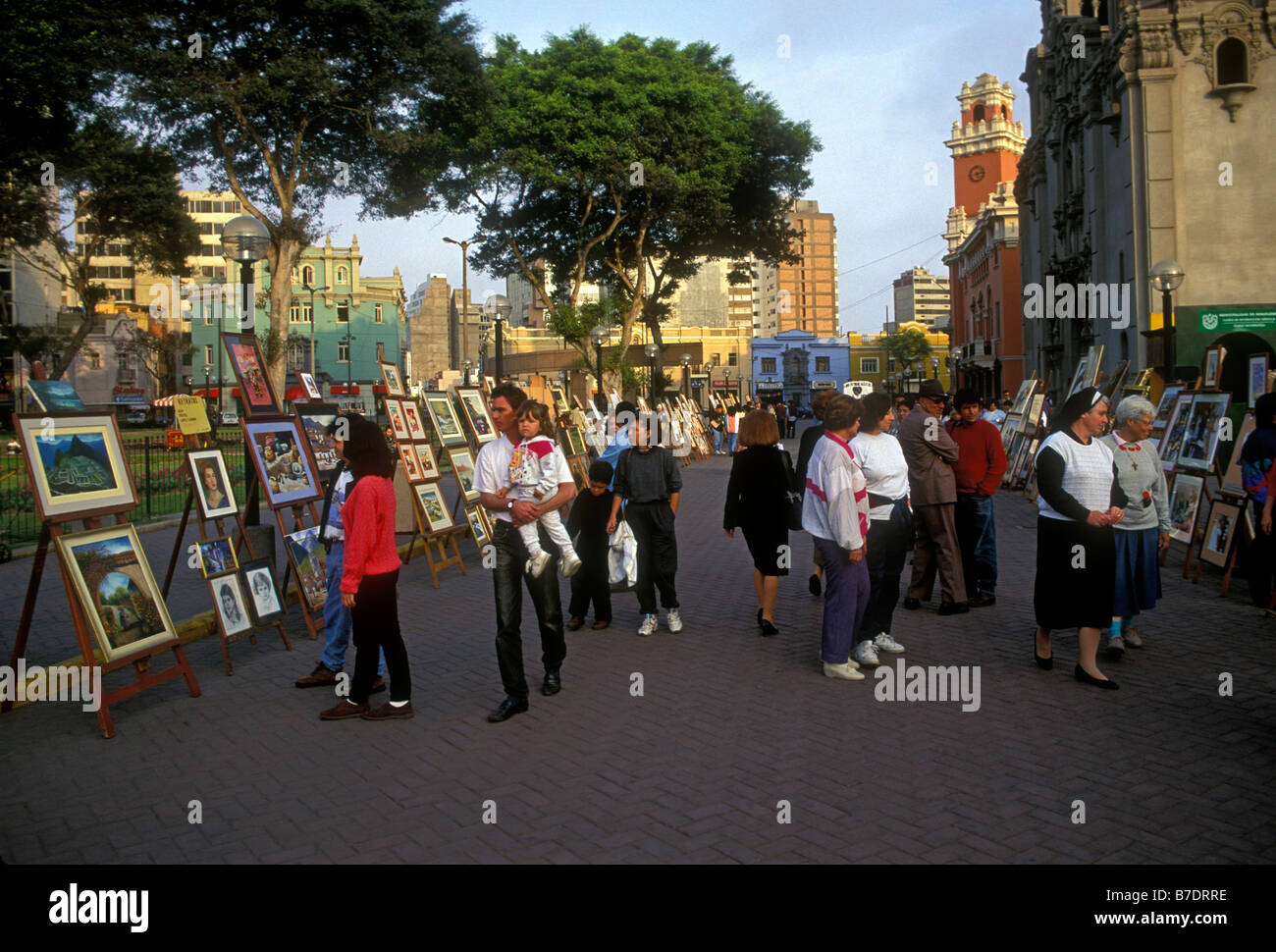 Peruvians, Peruvian people, shoppers, shopping, art fair, Parque ...