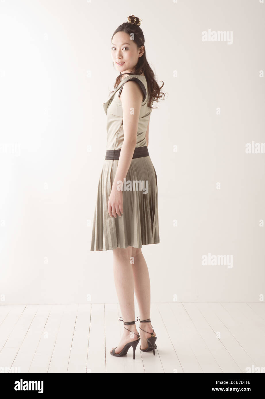 Turning looking back over shoulder hi-res stock photography and images ...