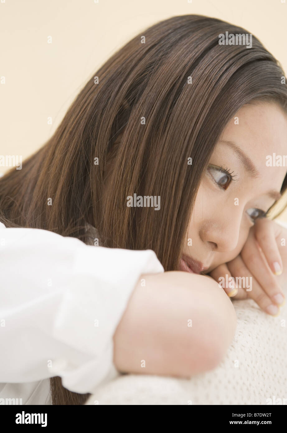 Woman resting chin on hand Stock Photo - Alamy