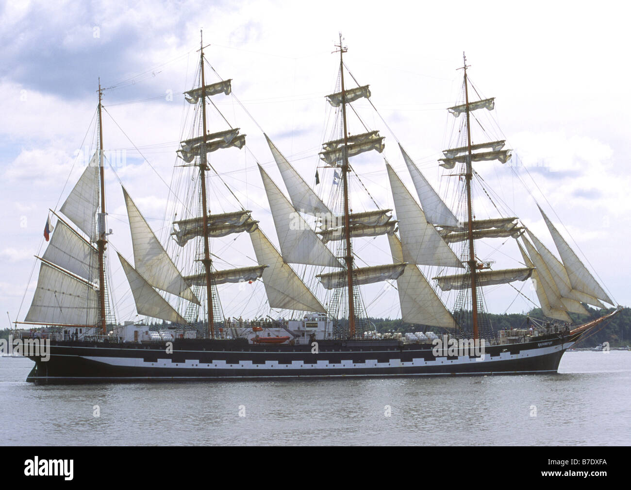 Tall ship under full sail hi-res stock photography and images - Alamy