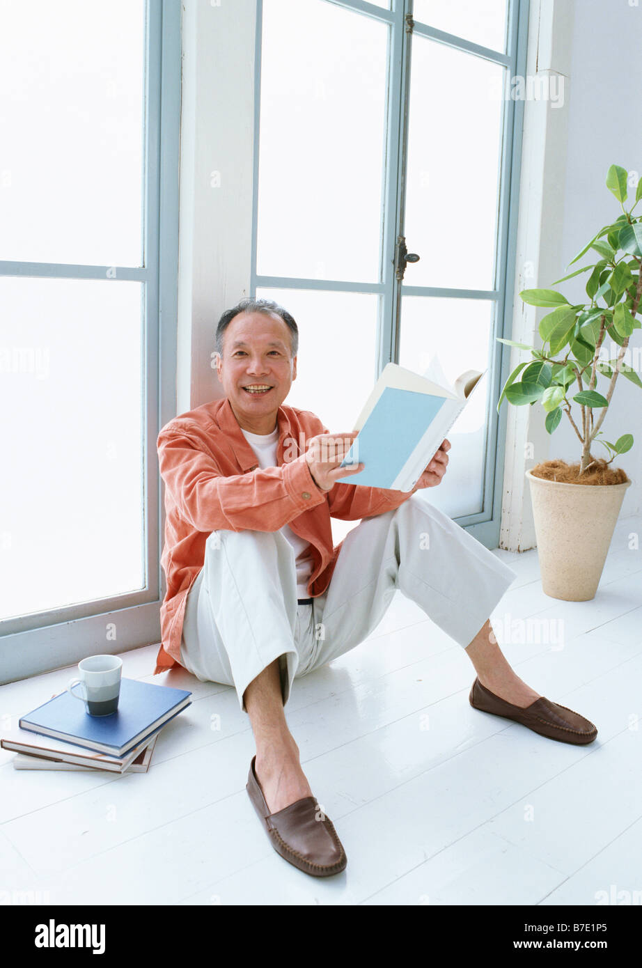 Elderly japanese learning hi-res stock photography and images - Alamy