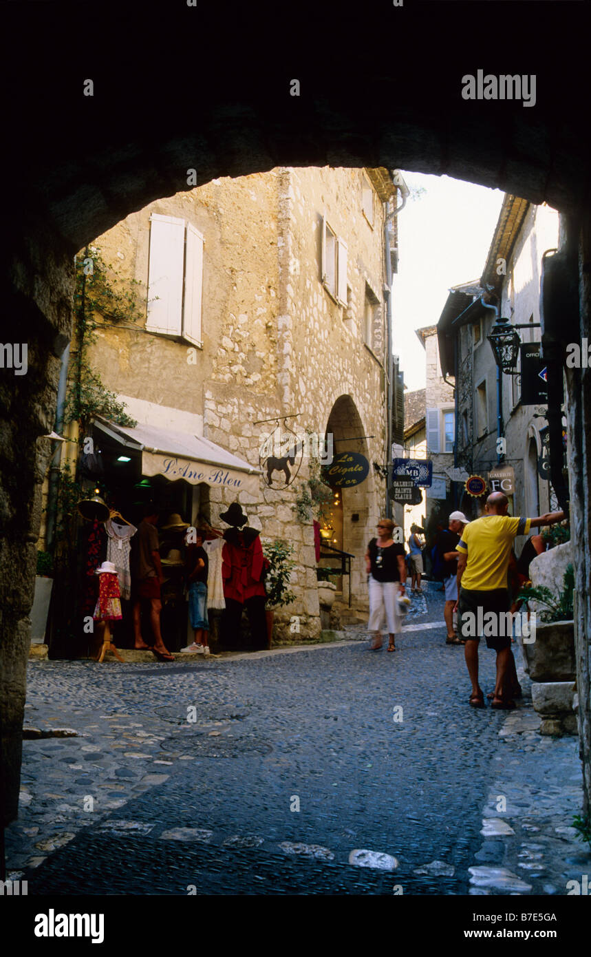 Shops and tourist in the village of Saint Paul de Vence Stock Photo - Alamy