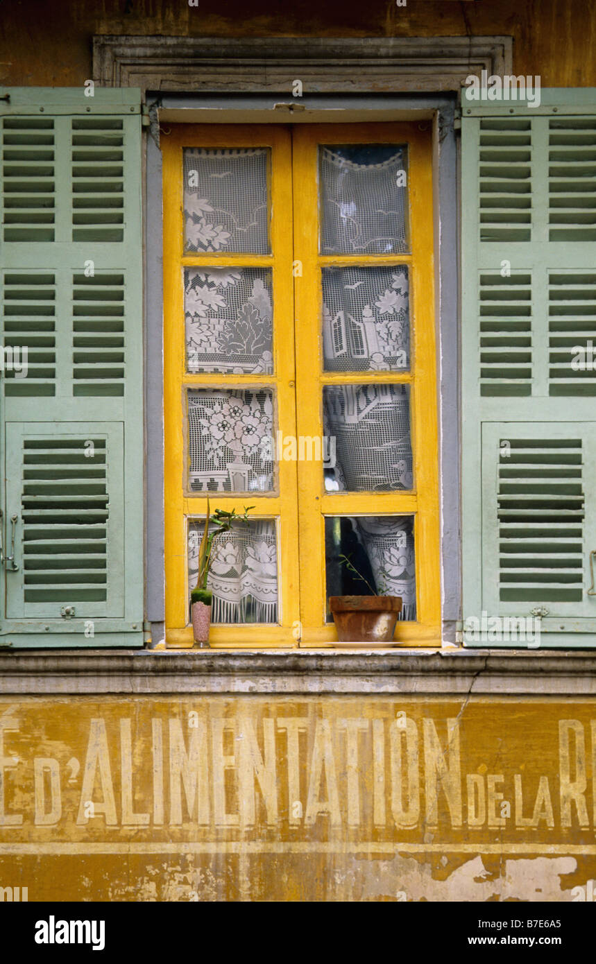Old shop shutter hi-res stock photography and images - Alamy