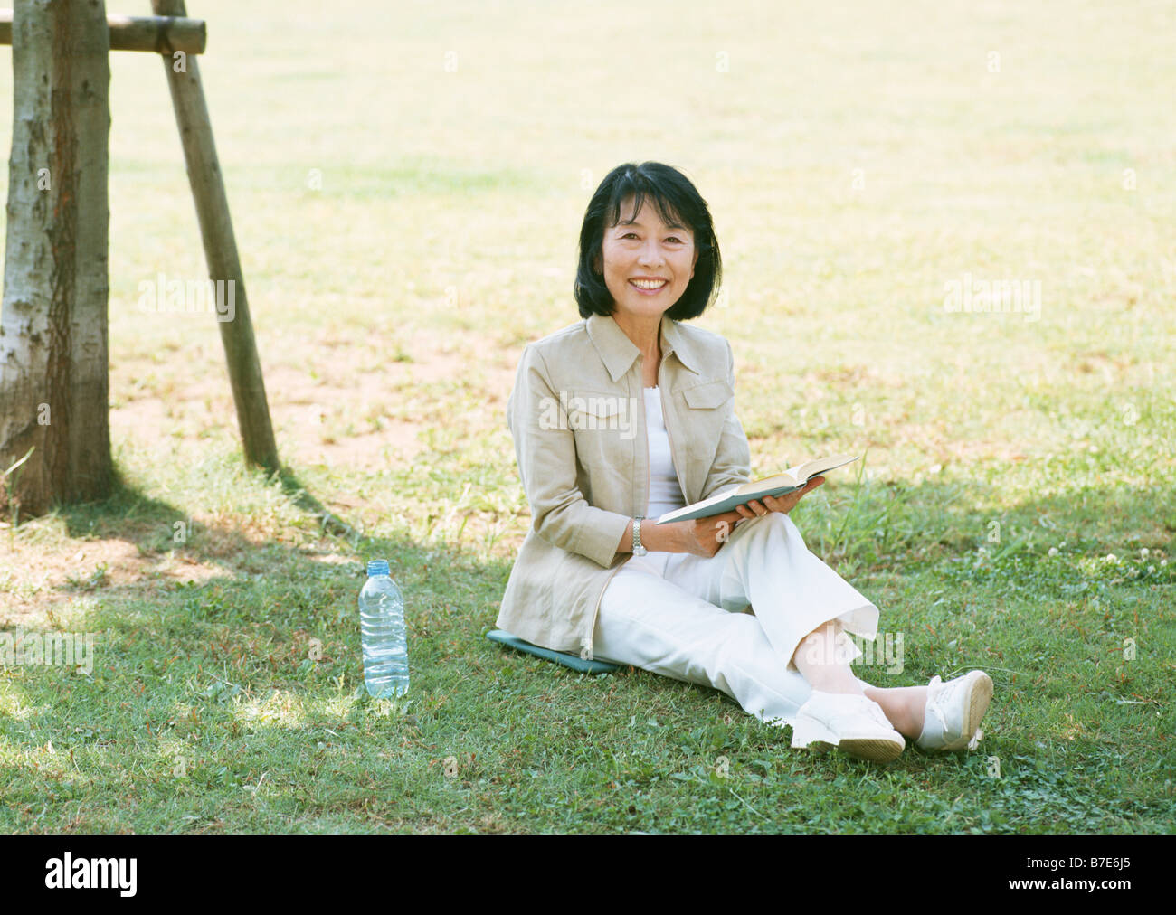 Japanese woman female reading books hi-res stock photography and images ...