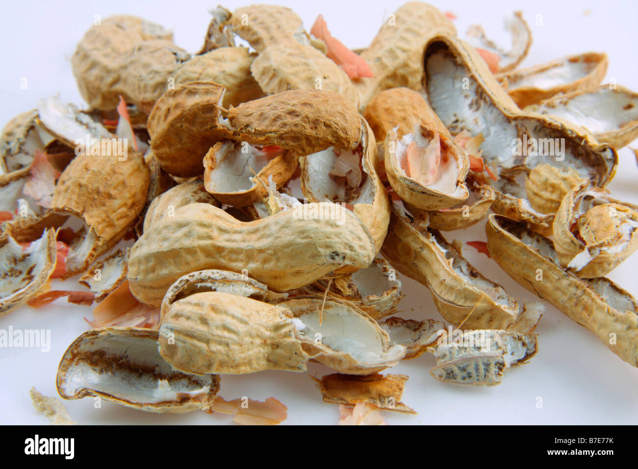 cracked shells of roasted peanuts Stock Photo - Alamy