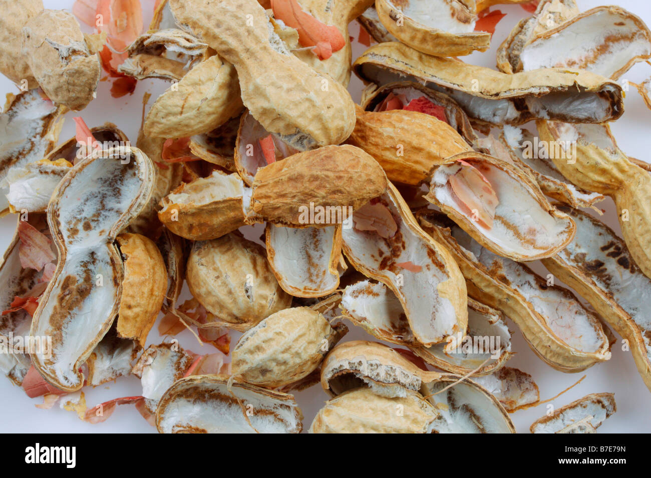 cracked shells of roasted peanuts Stock Photo - Alamy