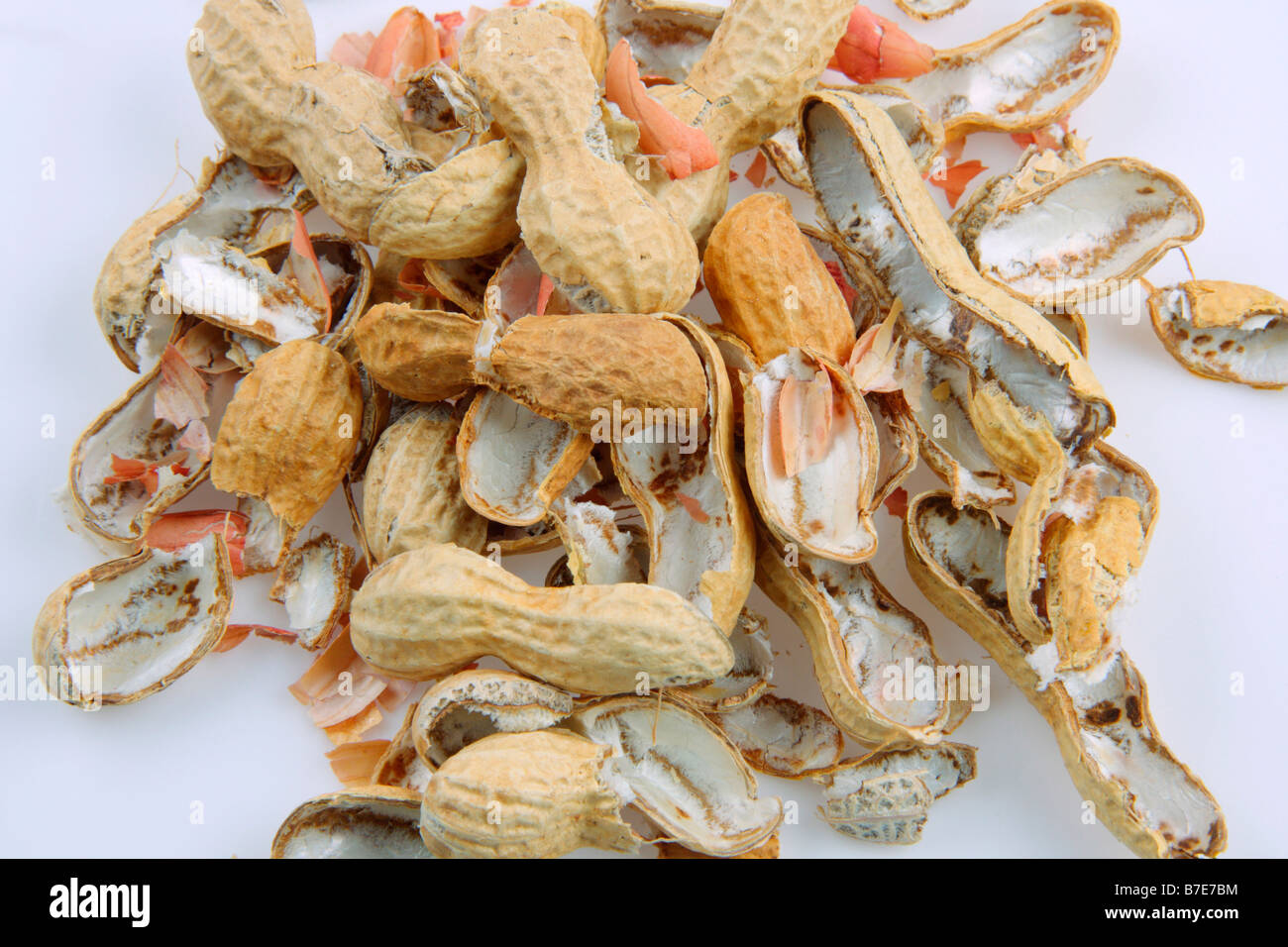 cracked shells of roasted peanuts Stock Photo - Alamy