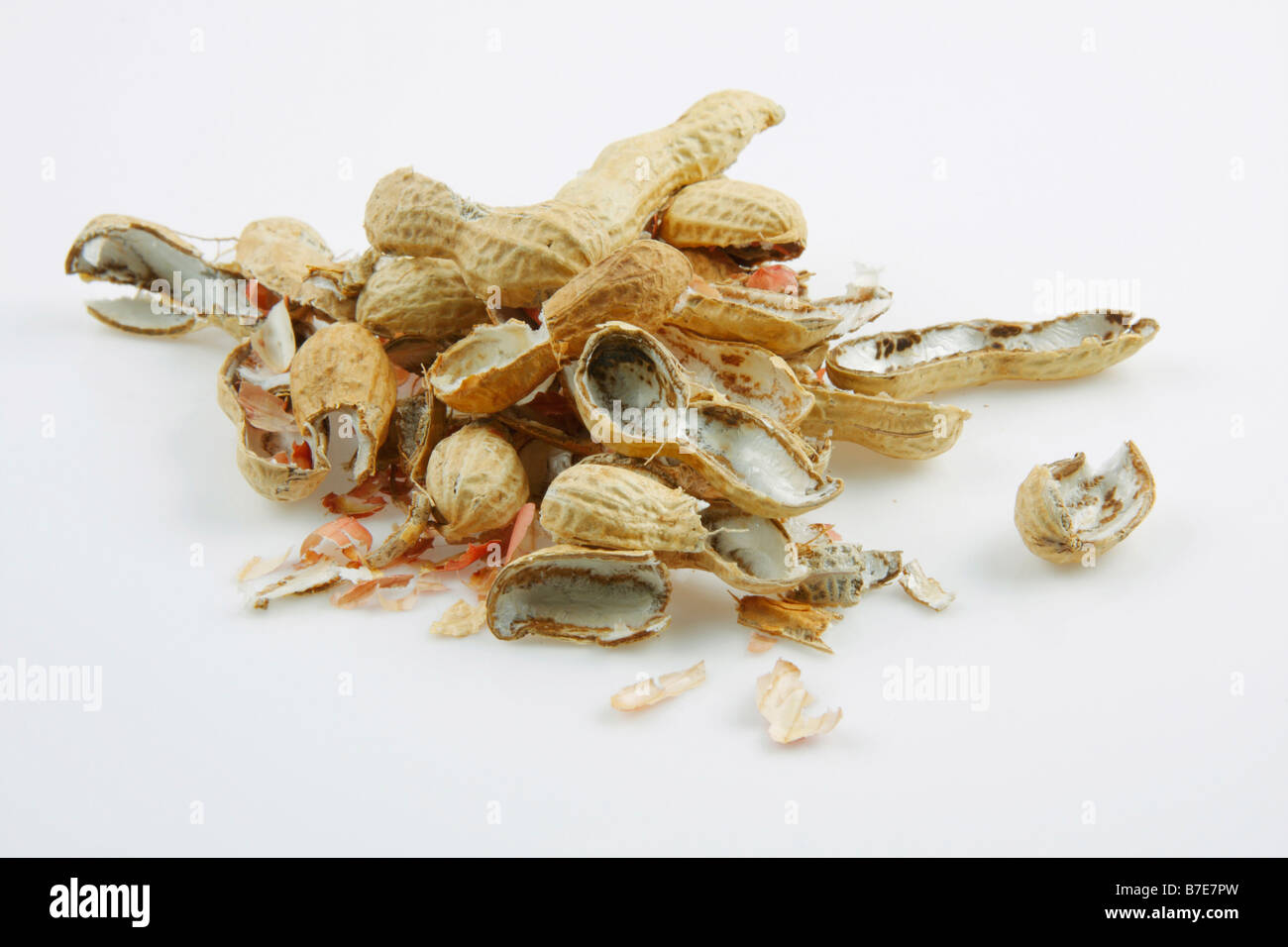 cracked shells of roasted peanuts Stock Photo - Alamy