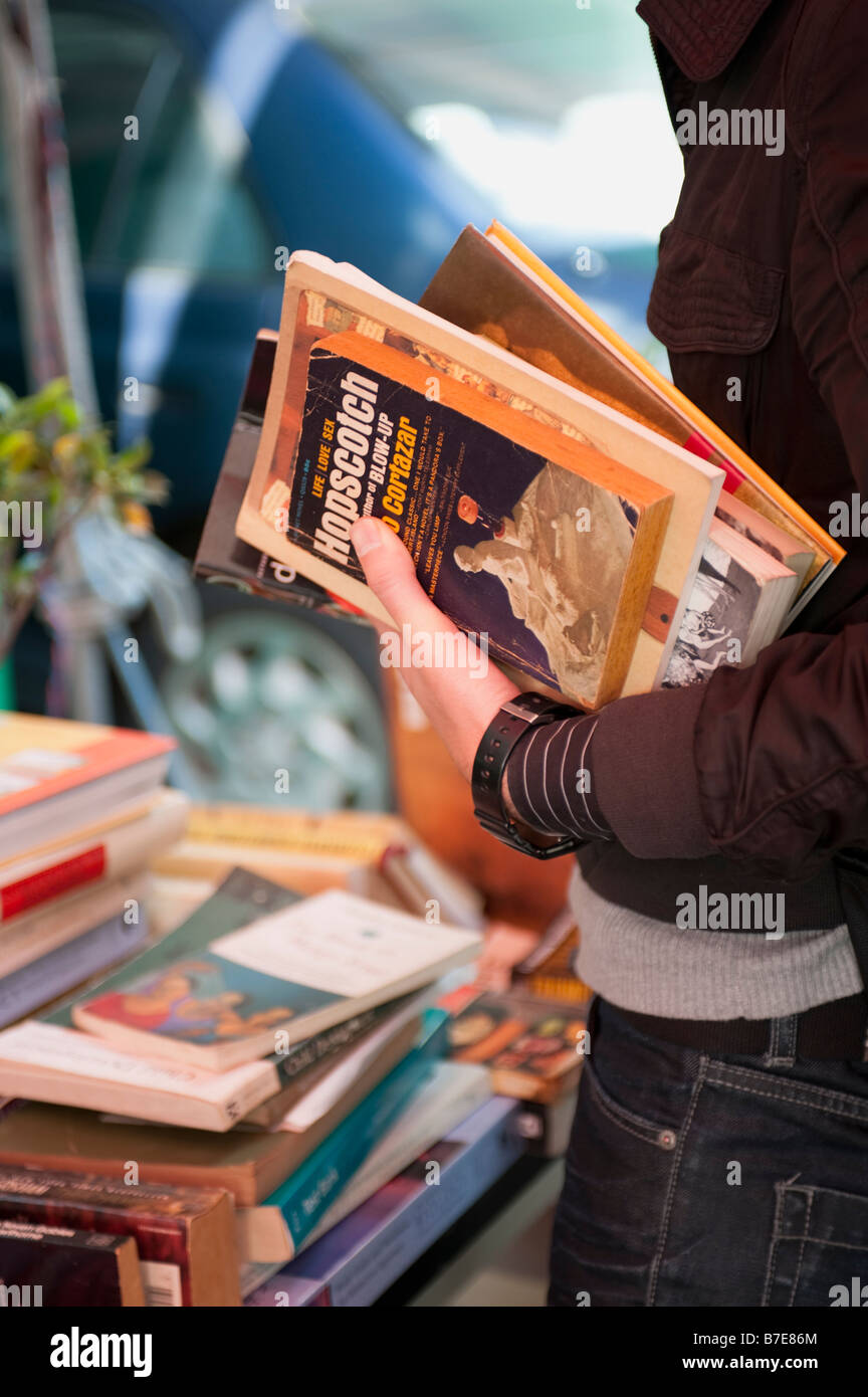 Second hand book stall hi-res stock photography and images - Alamy