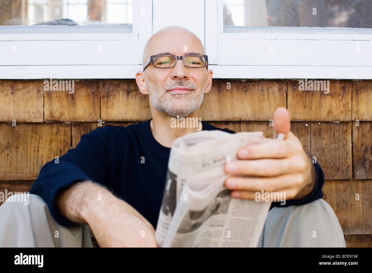 Man reading newspaper Stock Photo - Alamy