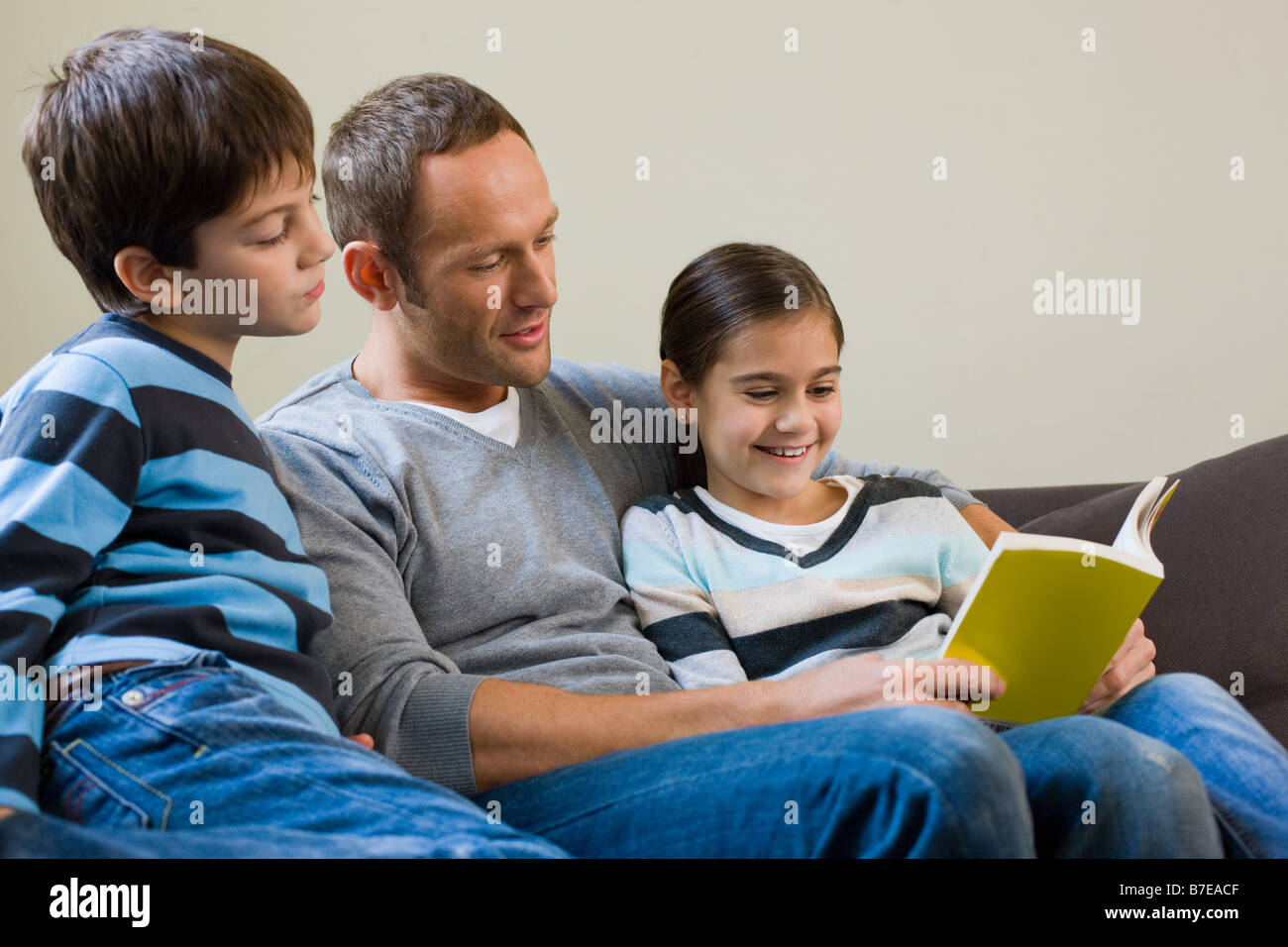 Father reading a book to his children Stock Photo - Alamy