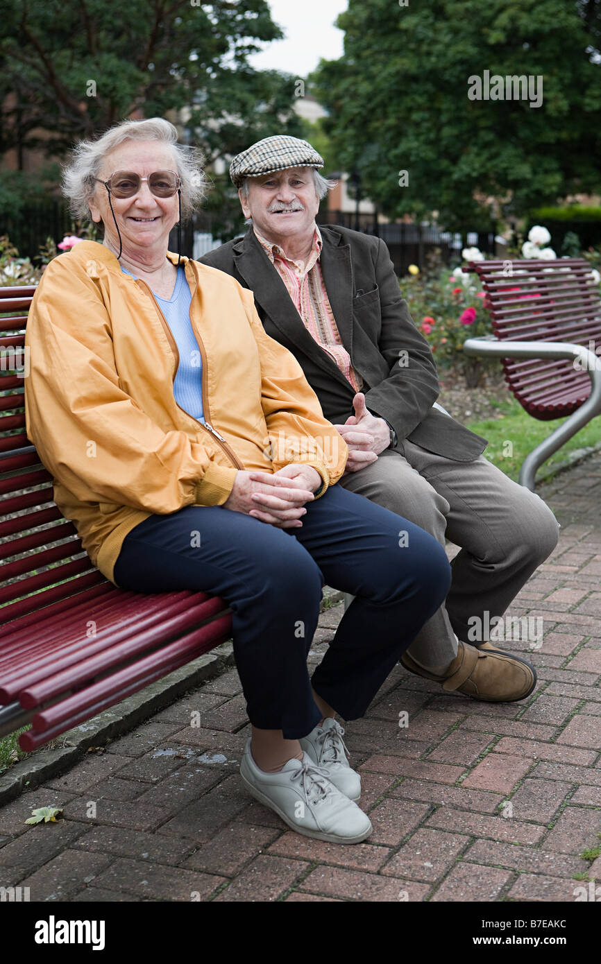 London park old couple hi-res stock photography and images - Alamy
