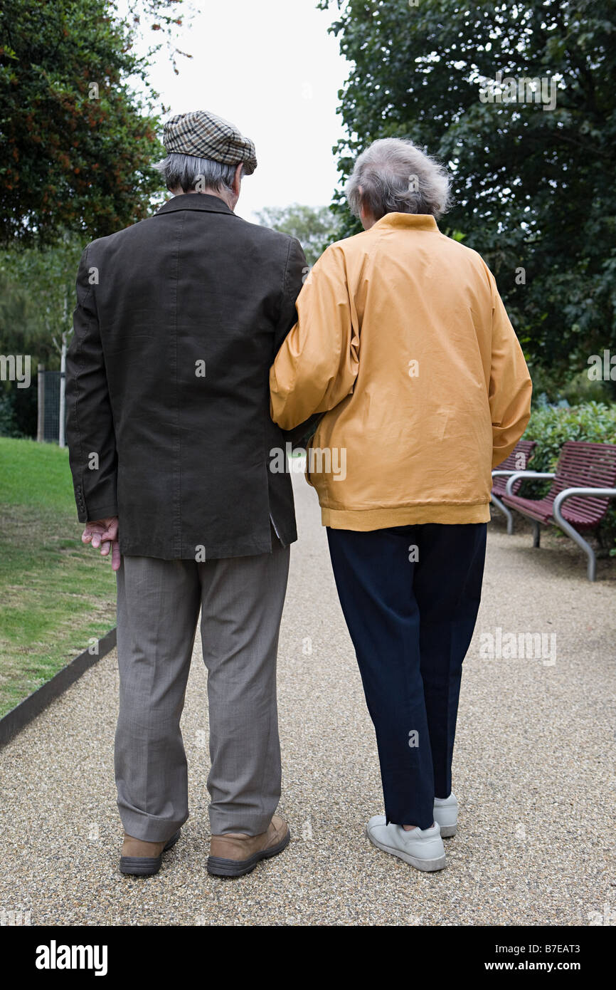 London park old couple walking hi-res stock photography and images - Alamy