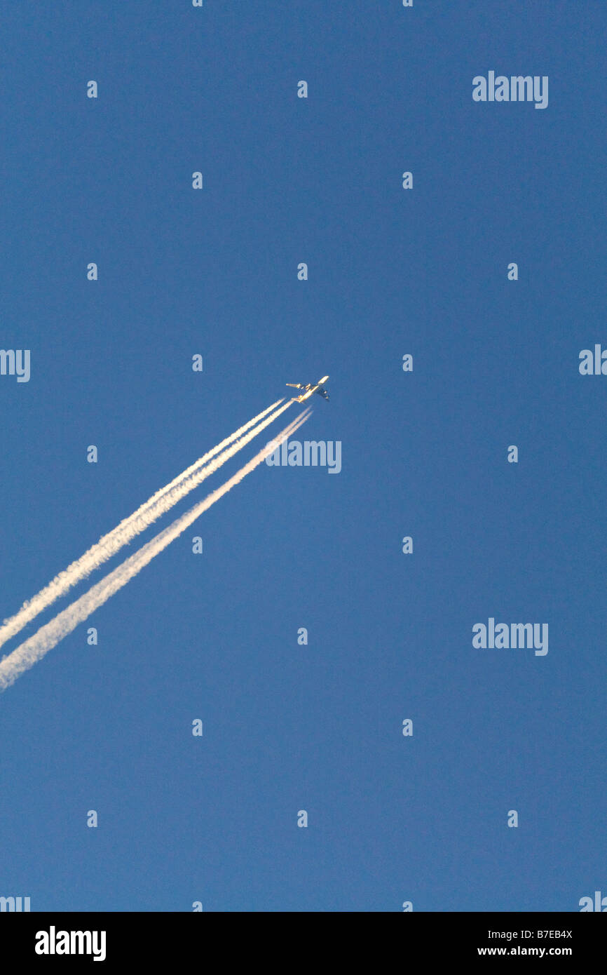 Jet aircraft contrail hi-res stock photography and images - Alamy