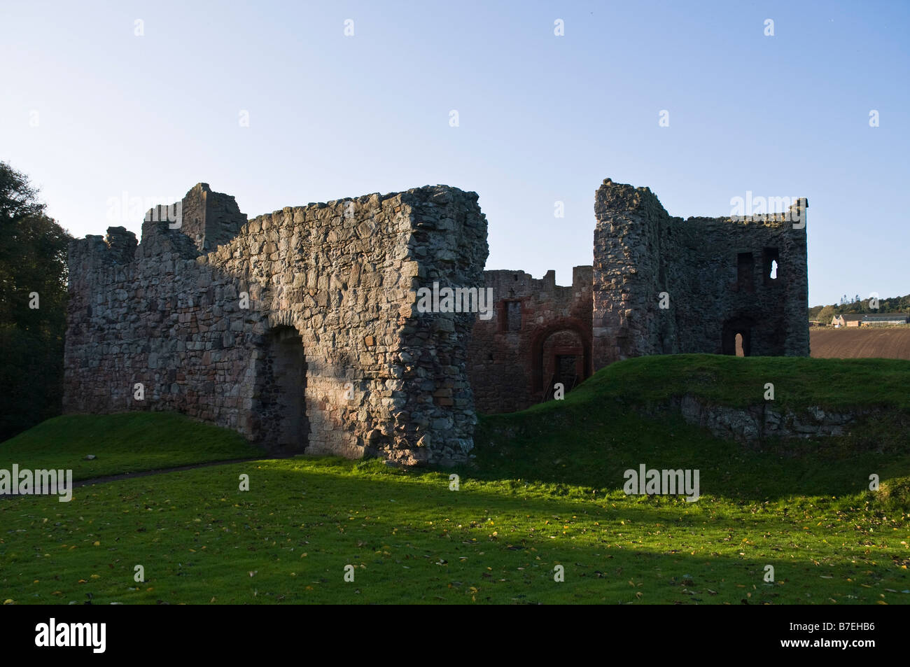 dh HAILES CASTLE LOTHIAN Ruined historic castle stone walls Stock Photo ...