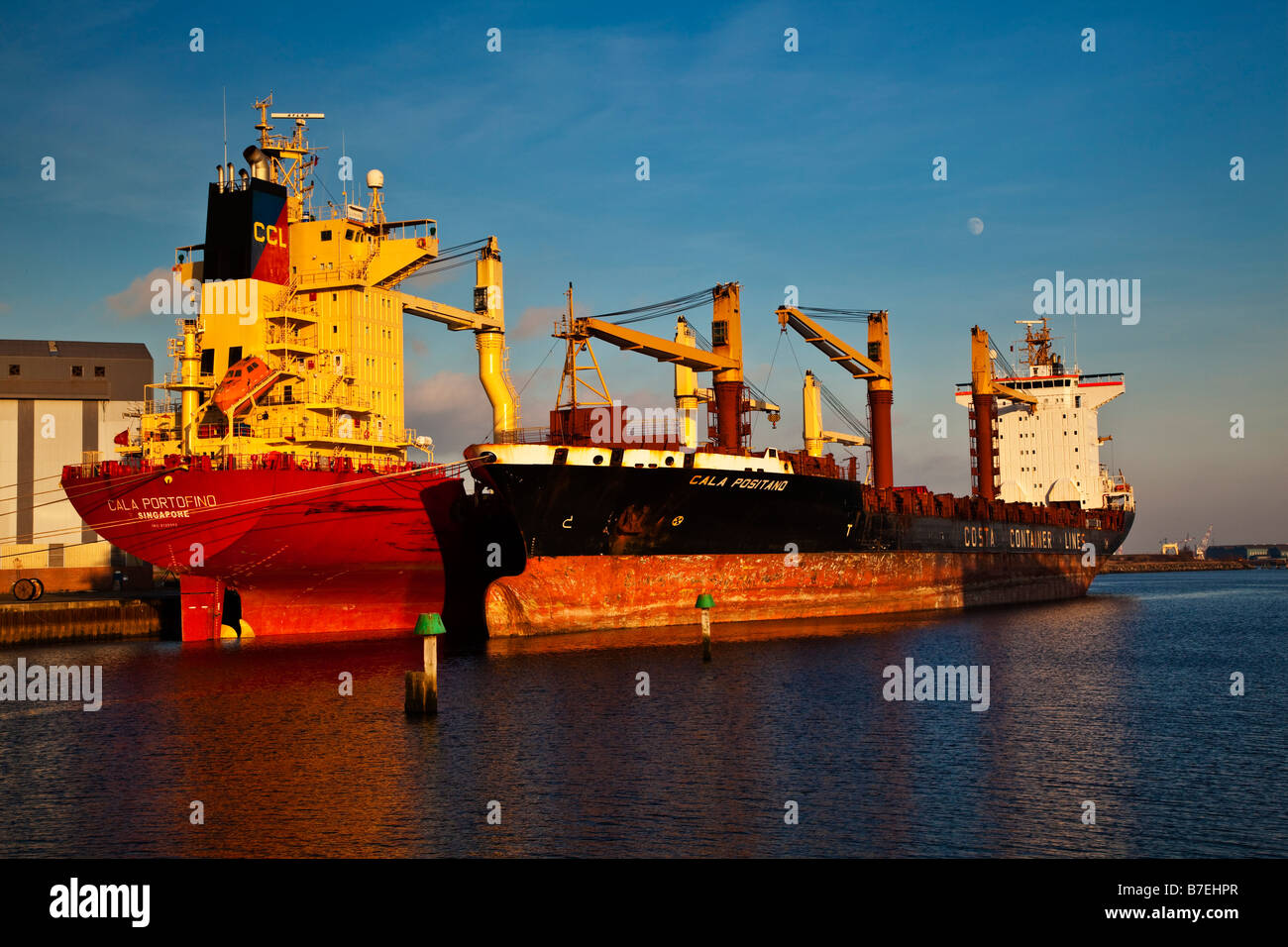 Colourful ships hi-res stock photography and images - Alamy