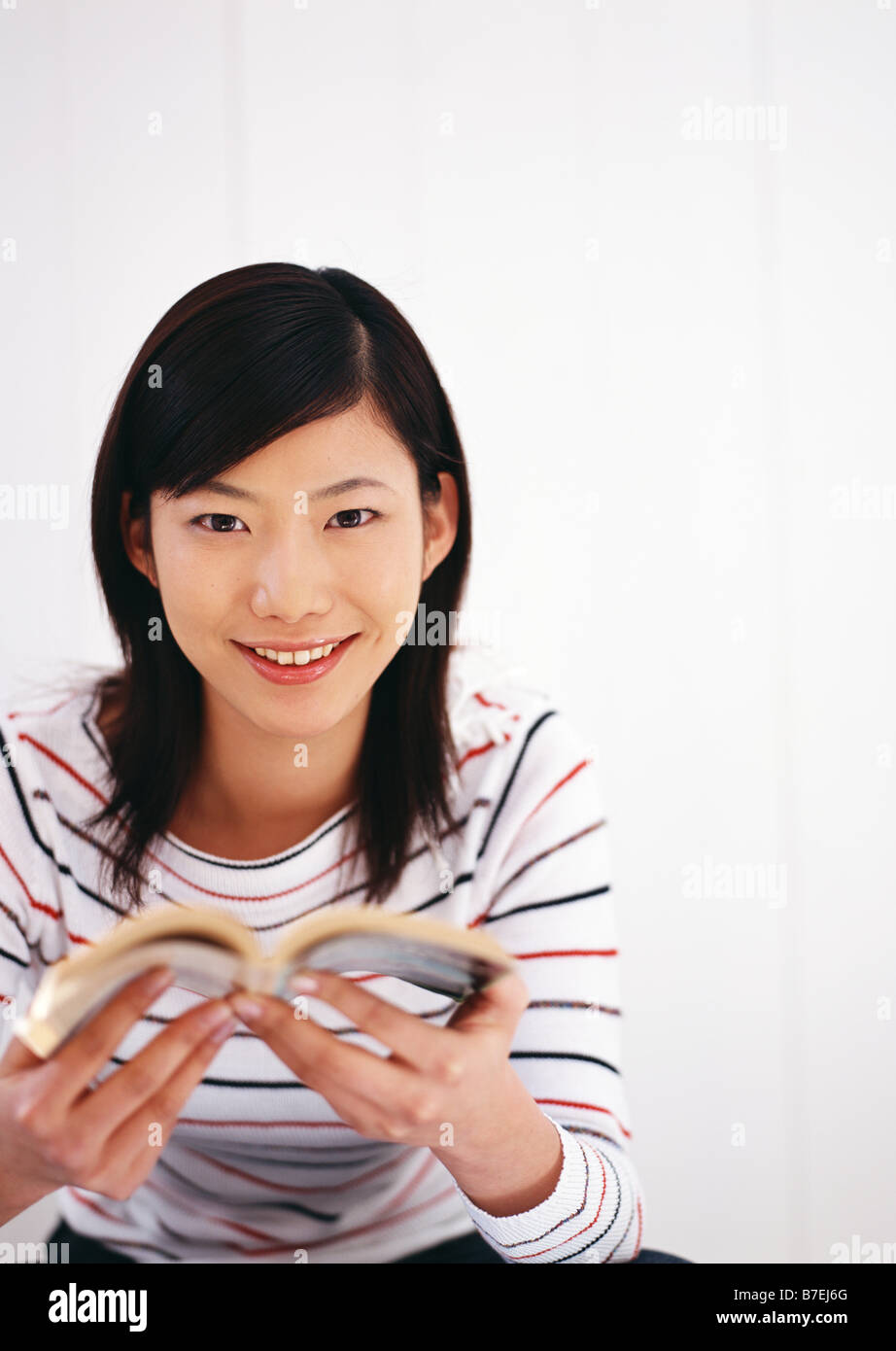 Japanese woman female reading books hi-res stock photography and images ...