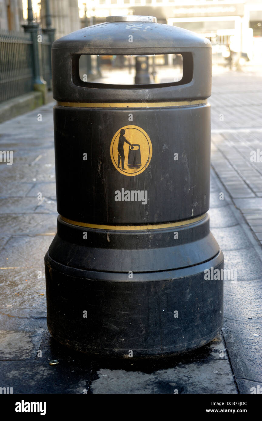 Communal bin hi-res stock photography and images - Alamy