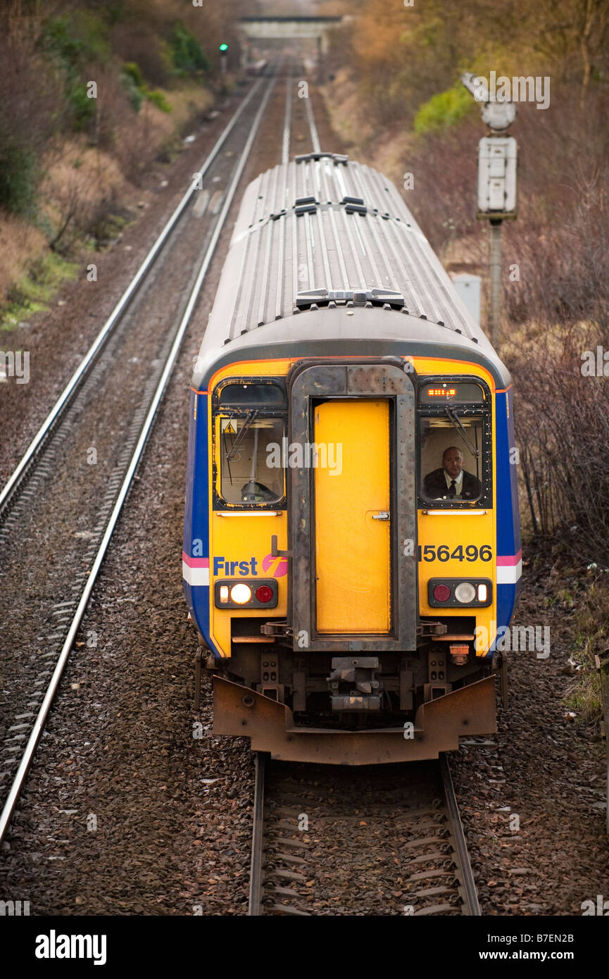 A commuter train makes its way from Crossmyloof towards Glasgow Central ...