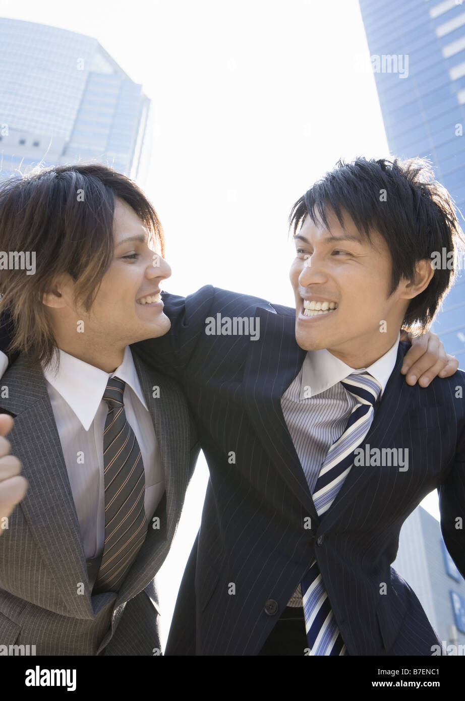 Arms around shoulder hi-res stock photography and images - Alamy