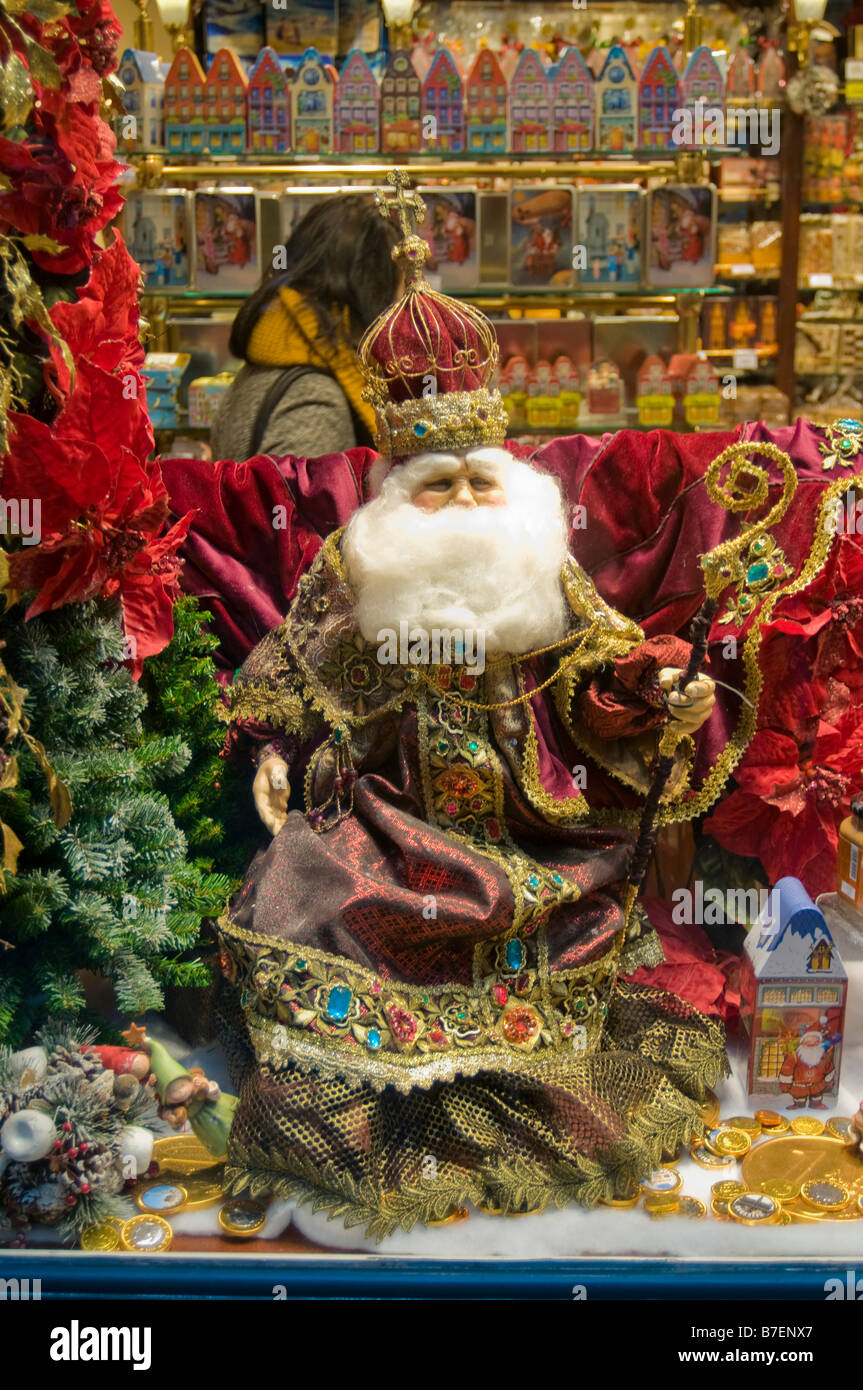 Father christmas display window hi-res stock photography and images - Alamy