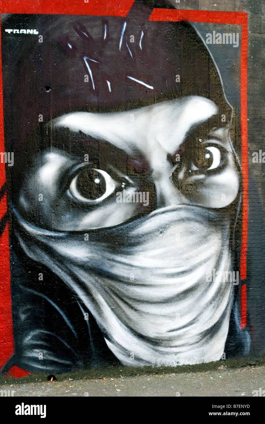 Face mask graffiti hi-res stock photography and images - Alamy