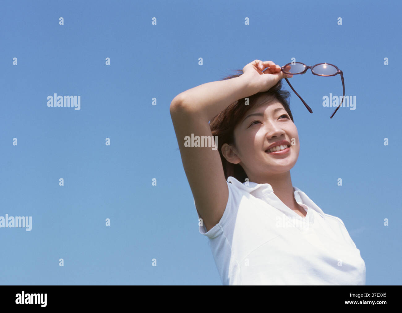 Woman shaded eyes with hand Stock Photo - Alamy