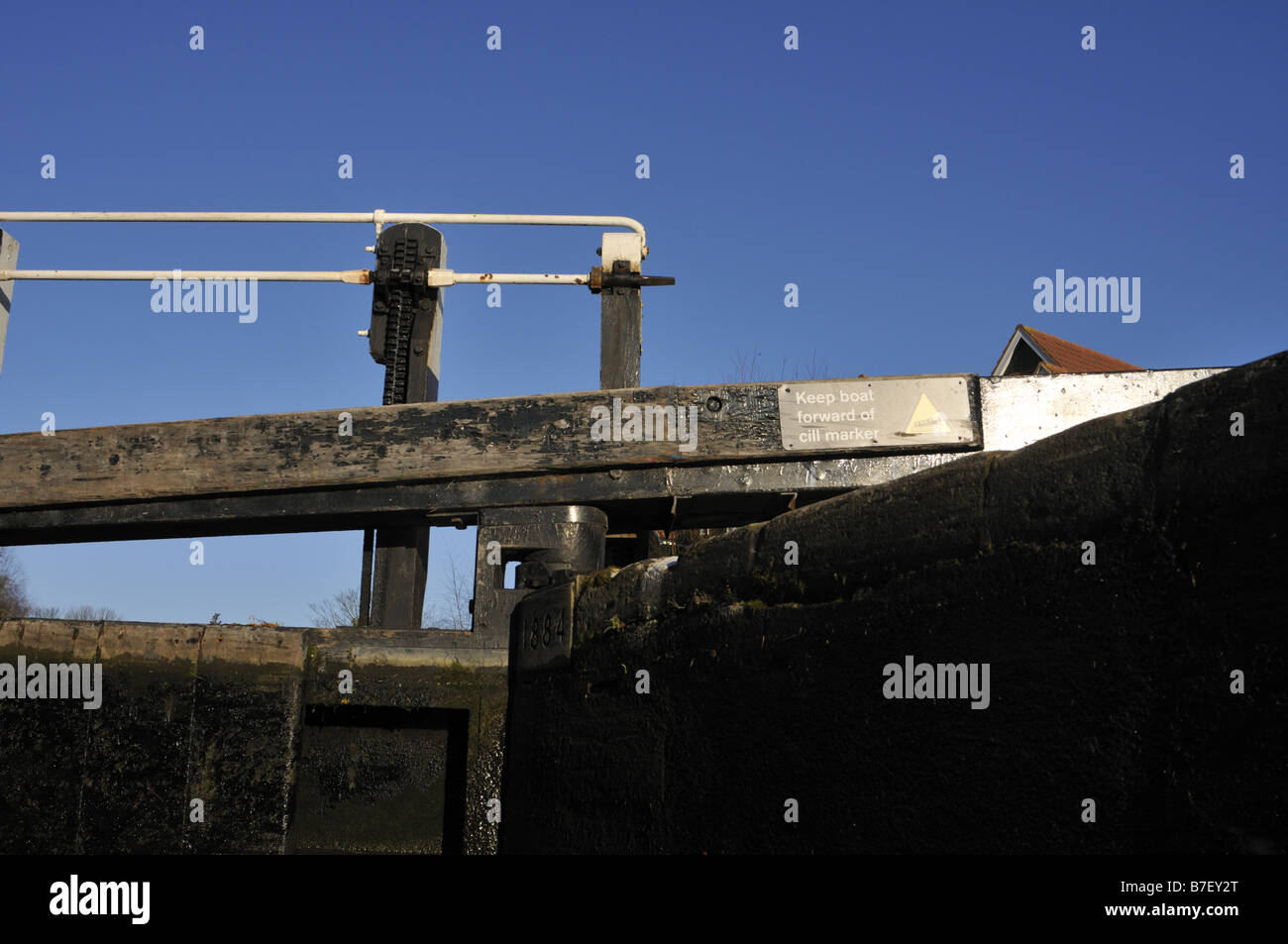 Grand Union Canal lock gate paddle and balance beam UK Stock Photo - Alamy
