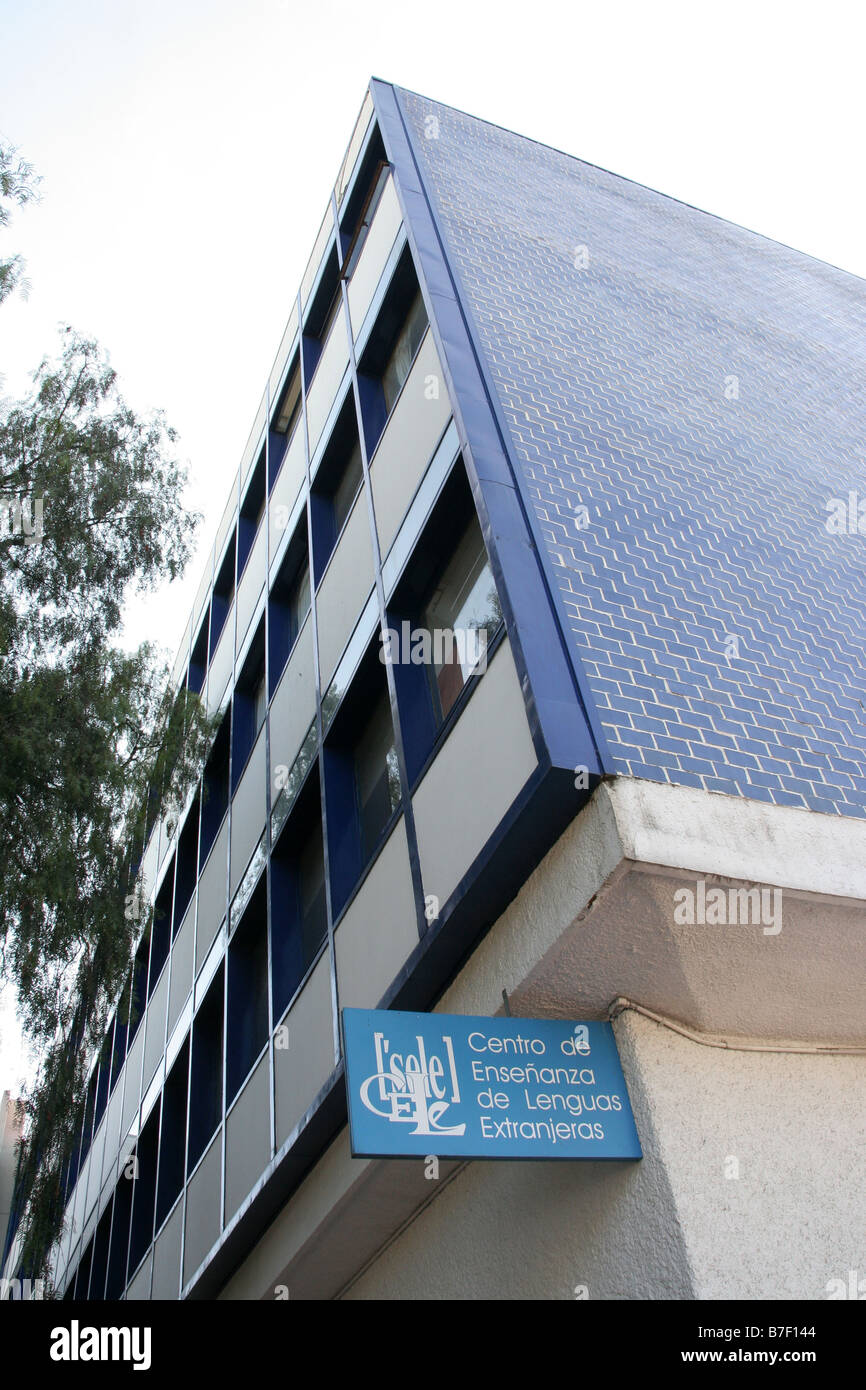 School of languages building hi-res stock photography and images - Alamy