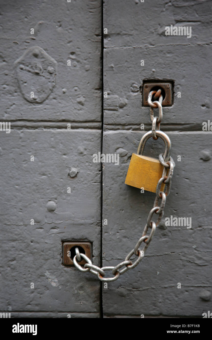 Lock and chain on door hi-res stock photography and images - Alamy