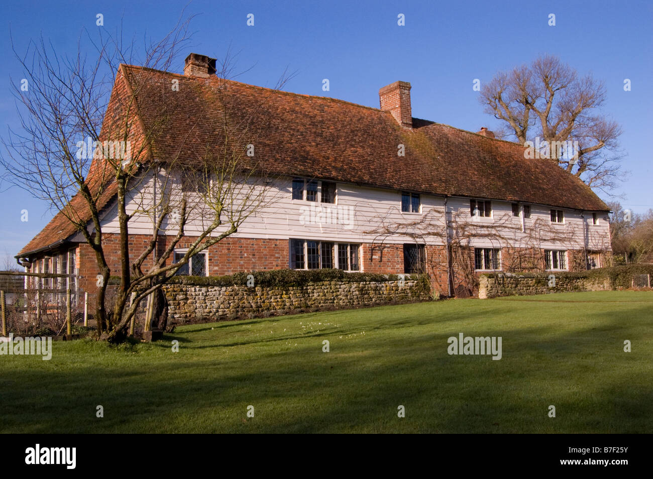 weatherboarded sussex farmhouse Stock Photo - Alamy