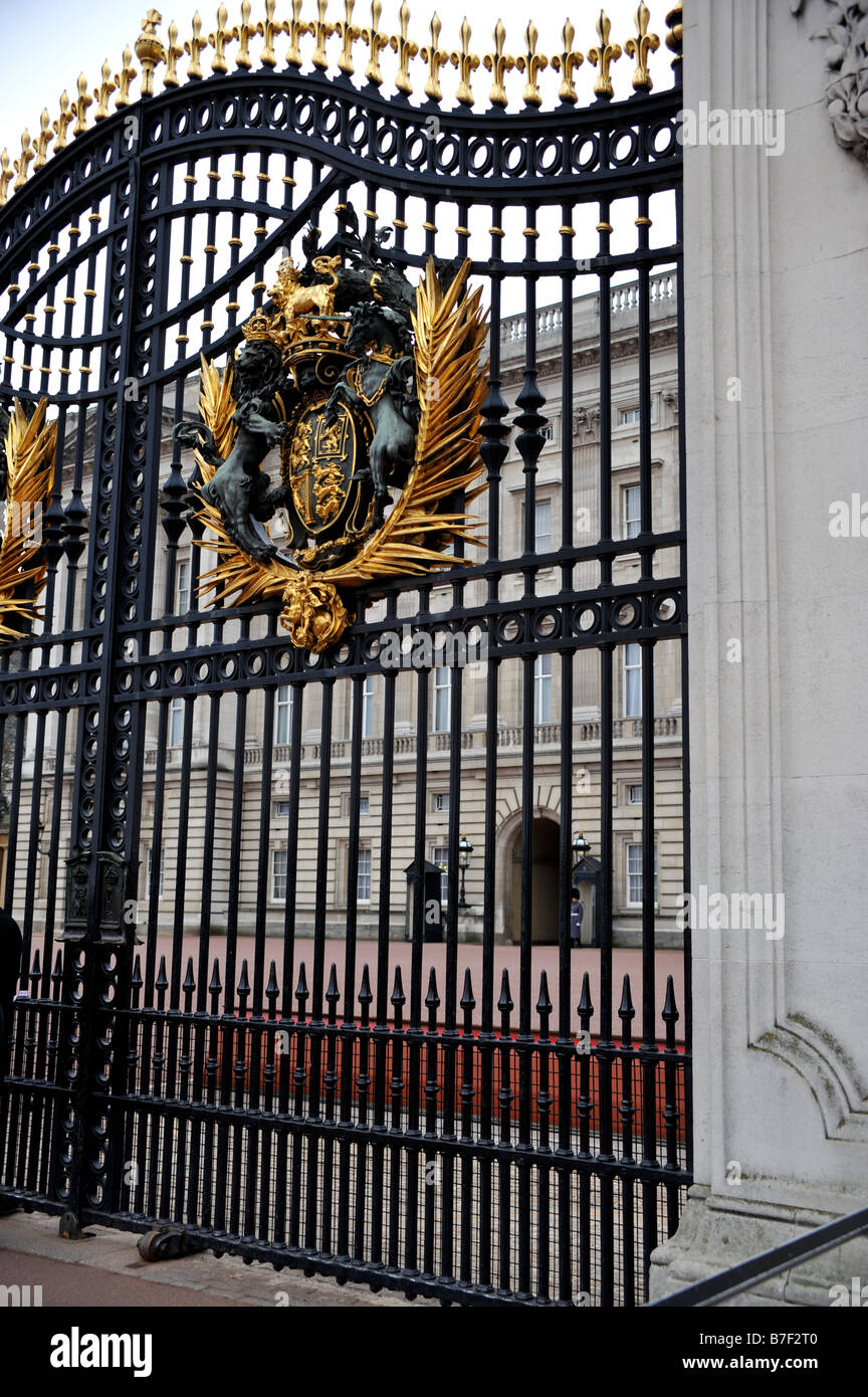 Buckingham Palace Gate Guard House in Background Stock Photo - Alamy