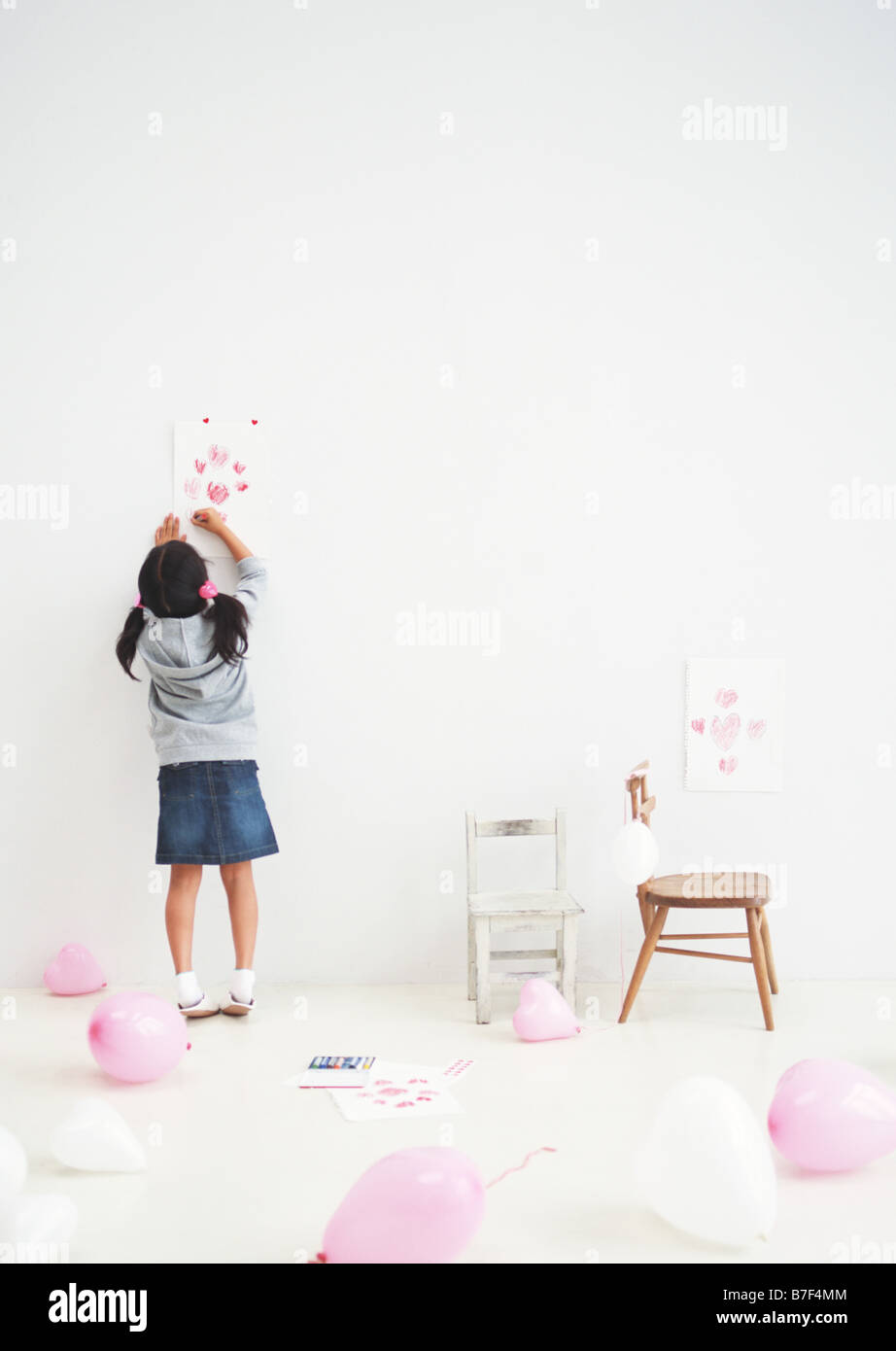 Girl drawing by wall Stock Photo - Alamy