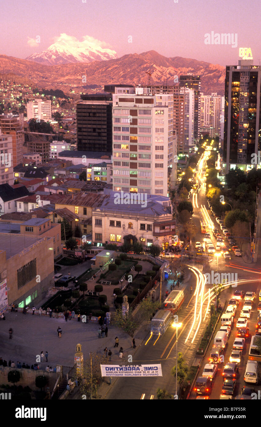 avenida 16th de julio mt illimani la paz bolivia Stock Photo - Alamy