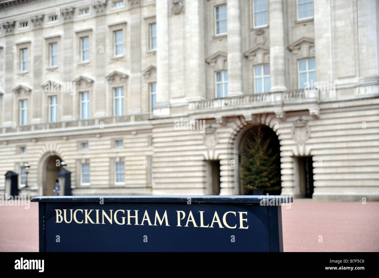 Guards in front gate hi-res stock photography and images - Alamy
