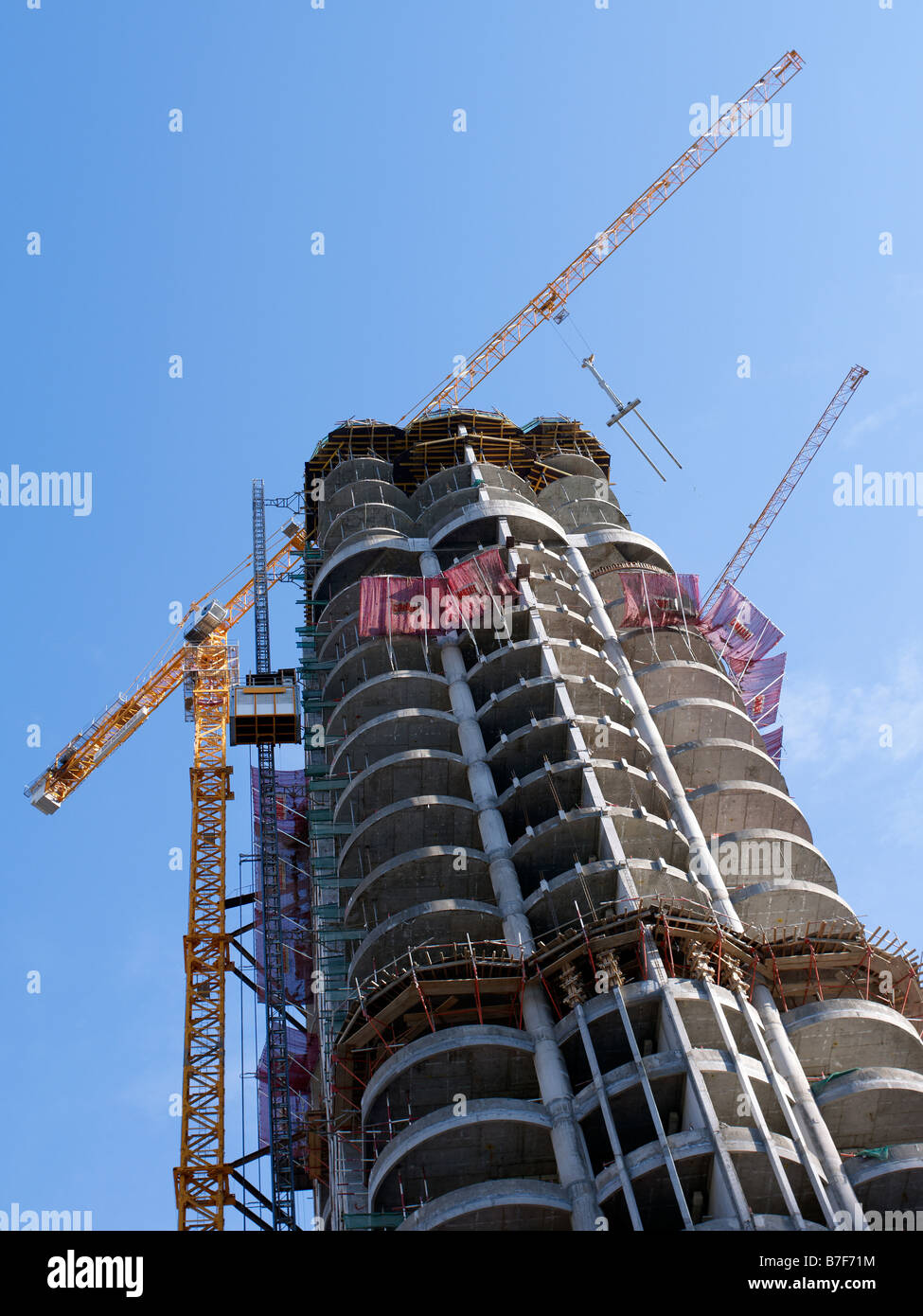 Tower under construction in Dubai Stock Photo - Alamy