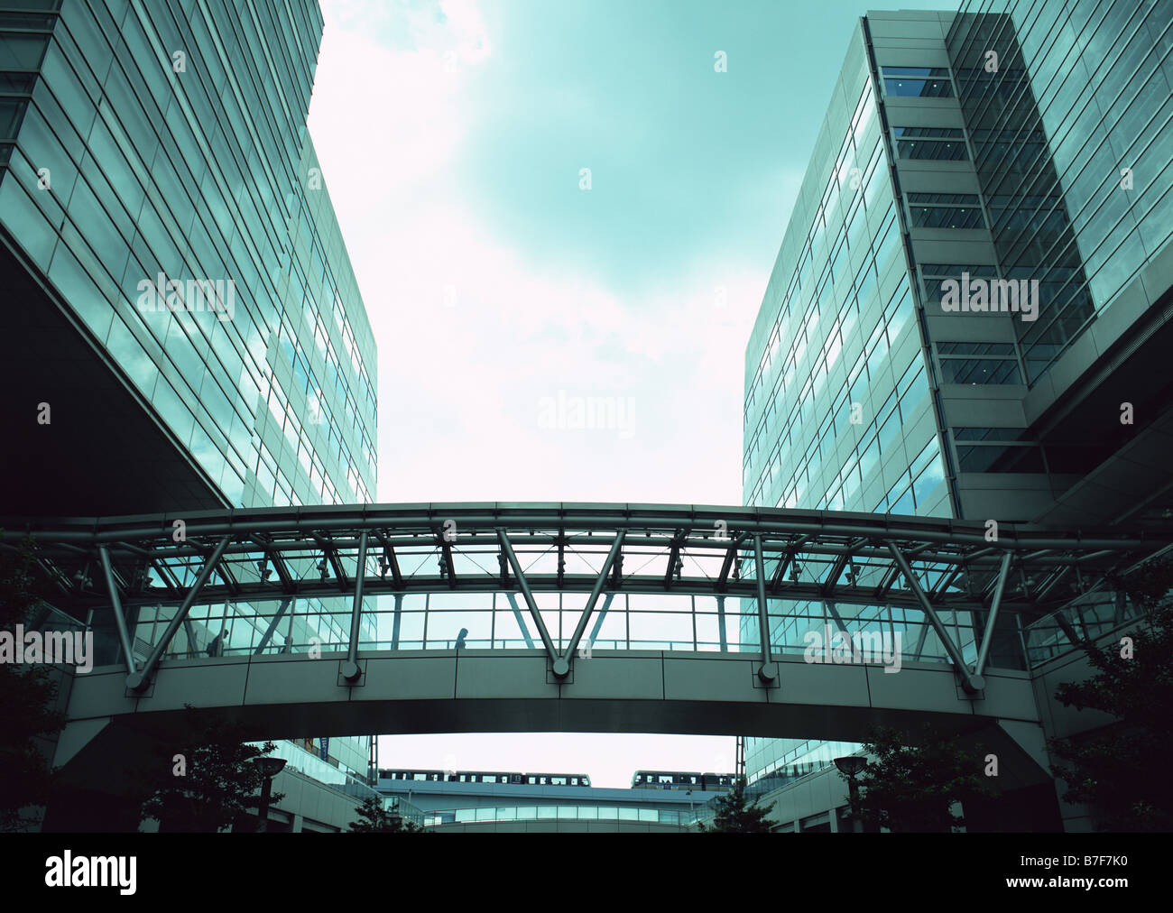 Skywalk between buildings hi-res stock photography and images - Alamy